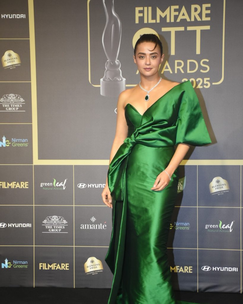 Alia Bhatt, Vicky Kaushal, Ananya Panday & Other Celebs Graces The Red Carpet At The Filmfare OT ...